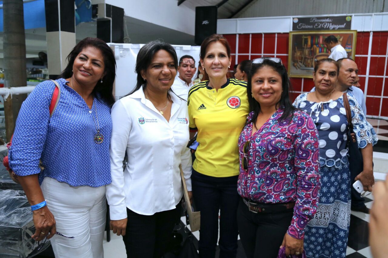 Rosa Cotes entrega beneficios a rectores que invirtieron en comedores ...