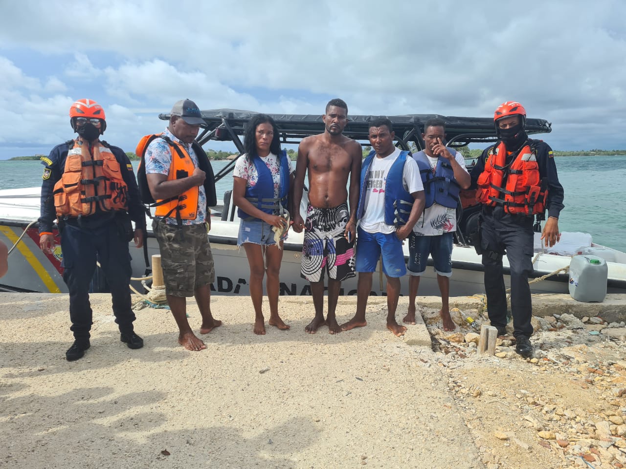 Armada rescata a cinco personas tras emergencia en altamar - Opinion Caribe